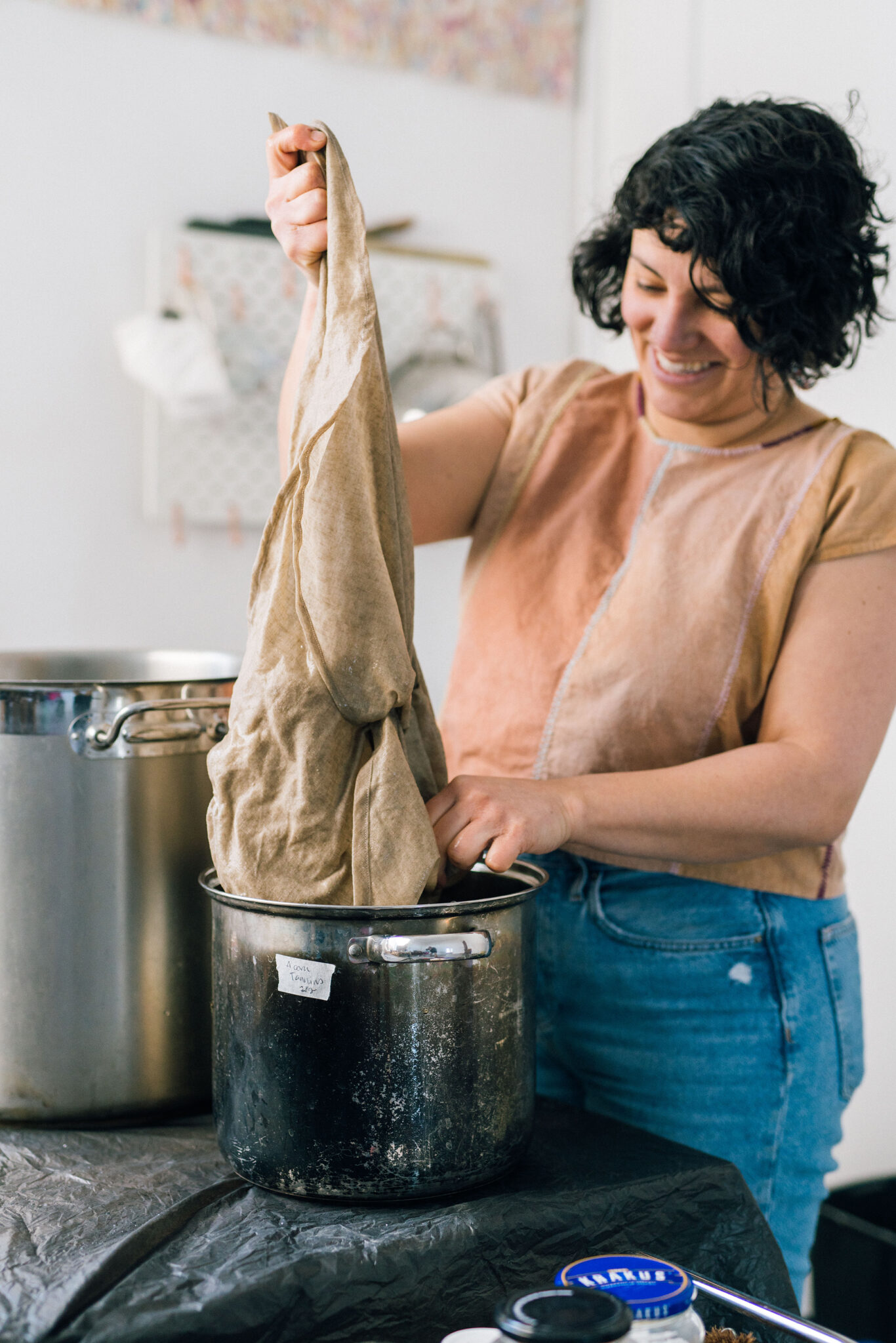 Dyeing with Oak Leaves to Make Natural Brown Fabric Dye - T A L Ú