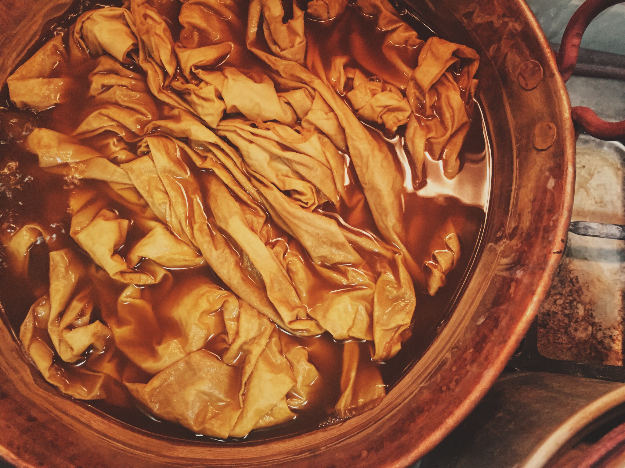 How to Dye with onion skins and make Natural Yellow Fabric Dye - T A L Ú